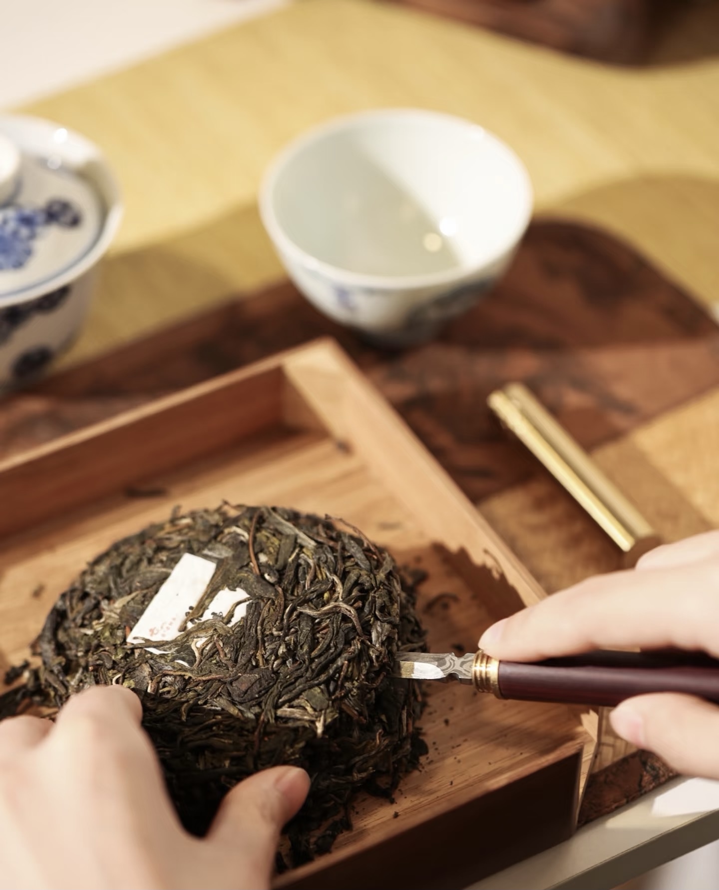 Breaking Up Pu Erh Cake: High-Value Tips and Techniques - FONG'S TEA